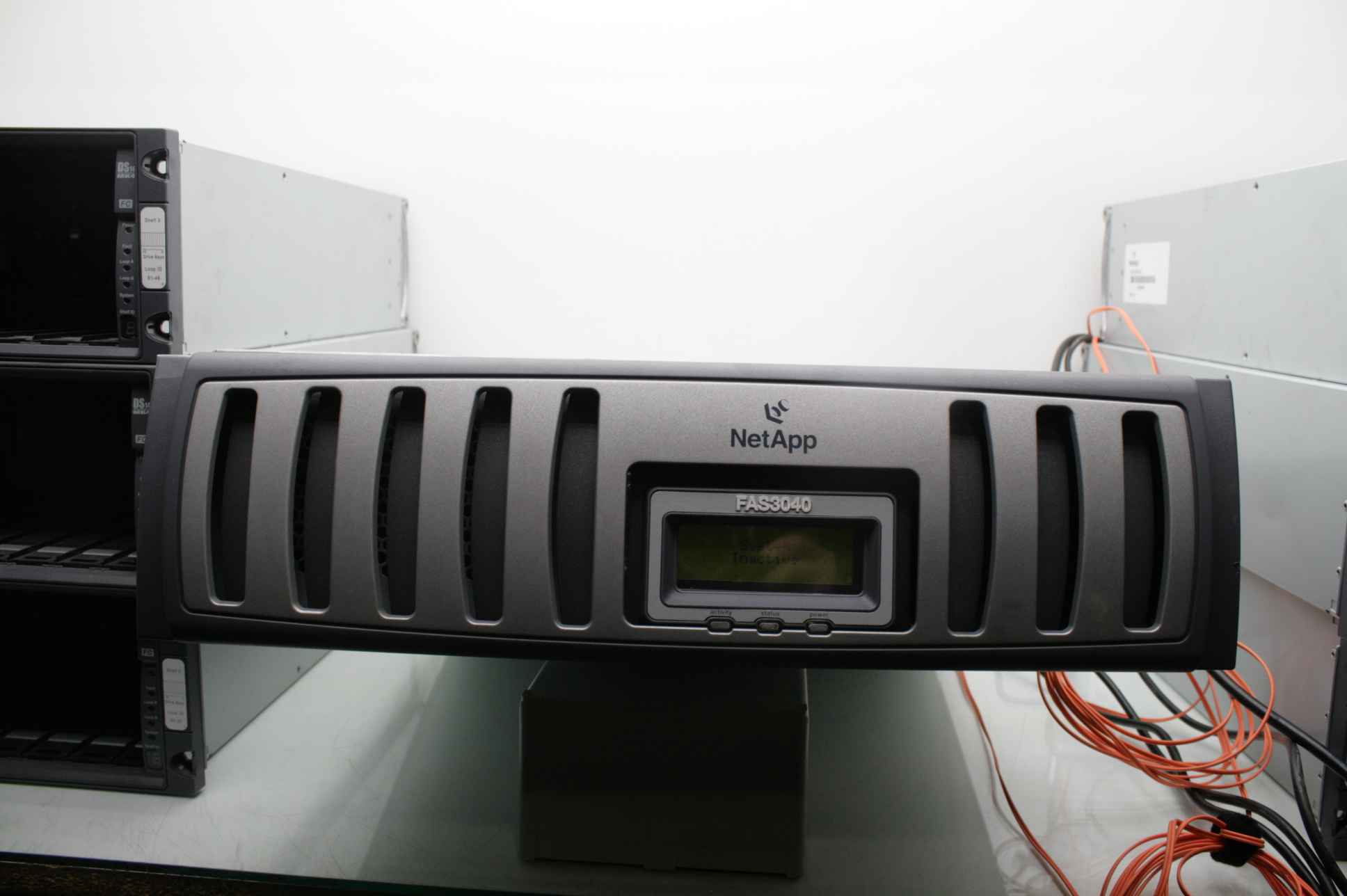 NetApp NAF-0601 Filer, FULL SYSTEM FAS3040 Filer w/ 6x NetApp DS14MK4 ...