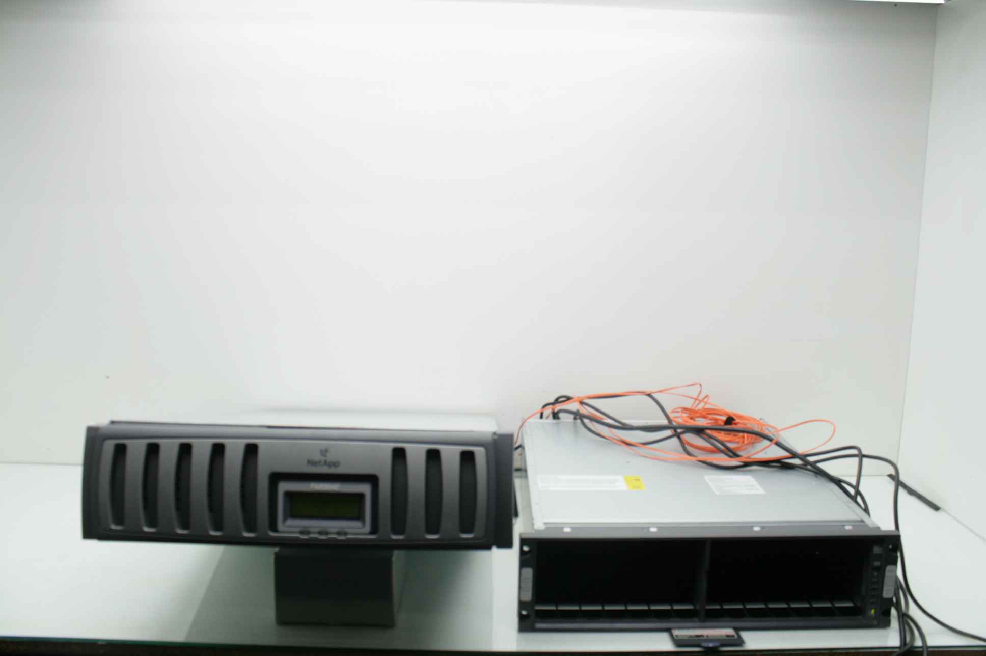 NetApp NAF-0601 Filer, FULL SYSTEM FAS3040 Filer w/ 6x NetApp DS14MK4 ...