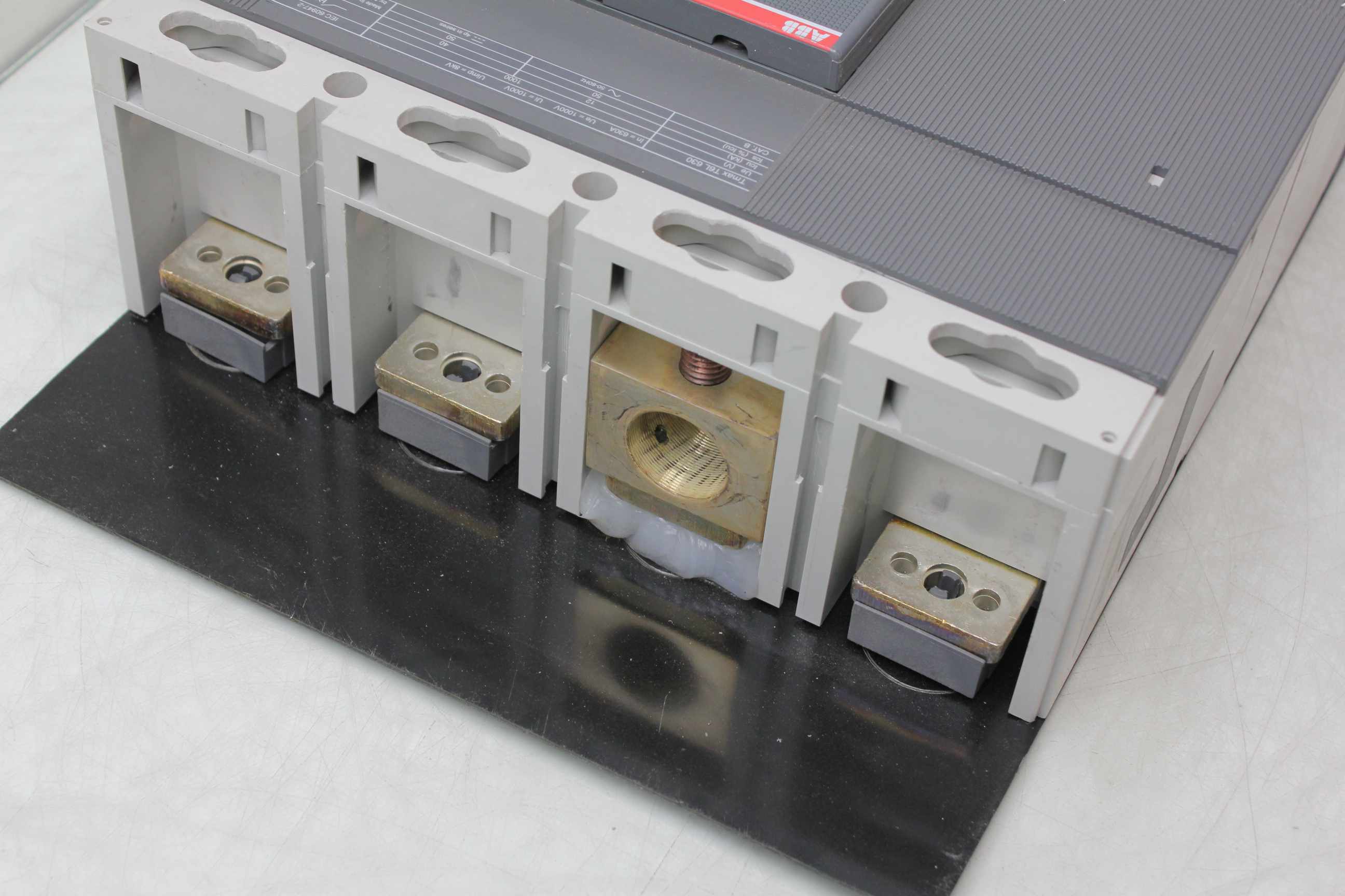 ABB 4 Pole Tmax Series T6L630 Circuit Breaker 630A Trip @ 1000V Ics 150 ...